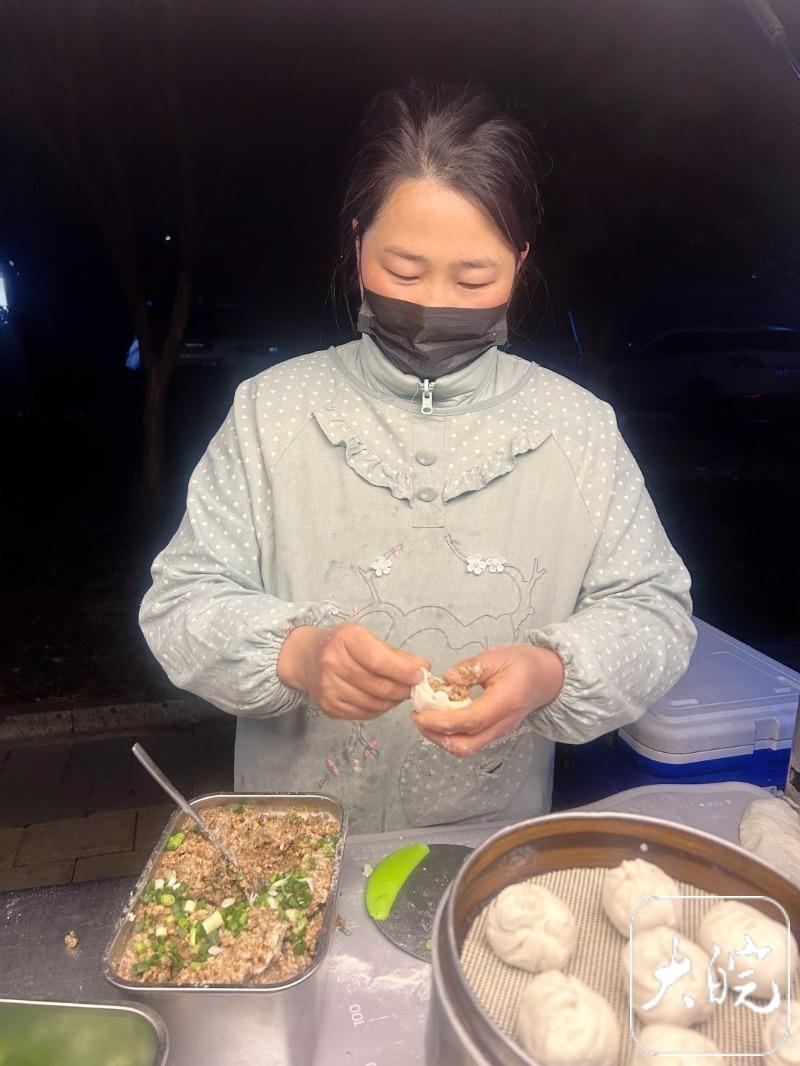 退还近59万捐款的母亲胡奇卉获评中国好人，得知消息时她正在卖包子_社会频道_东方资讯